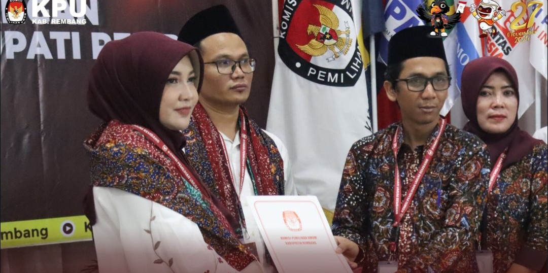 Pasangan Vivit-Gus Umam Resmi Daftar Pilkada Rembang 2024 - KLIKJATENG