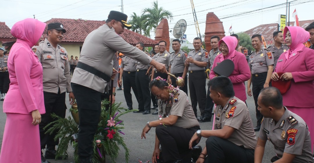 Kapolres Blora Pimpin Upacara Laporan Kenaikan Pangkat Anggota TMT 1 Januari 2025 - KLIKJATENG